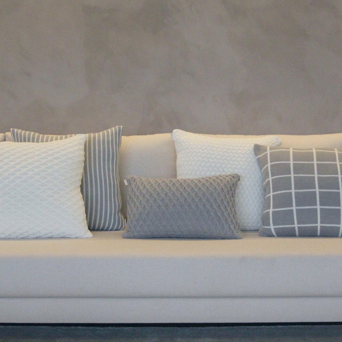 CAPA DE ALMOFADA TRICOT PLUS RISCA DE GIZ CINZA 50 X 50 CM