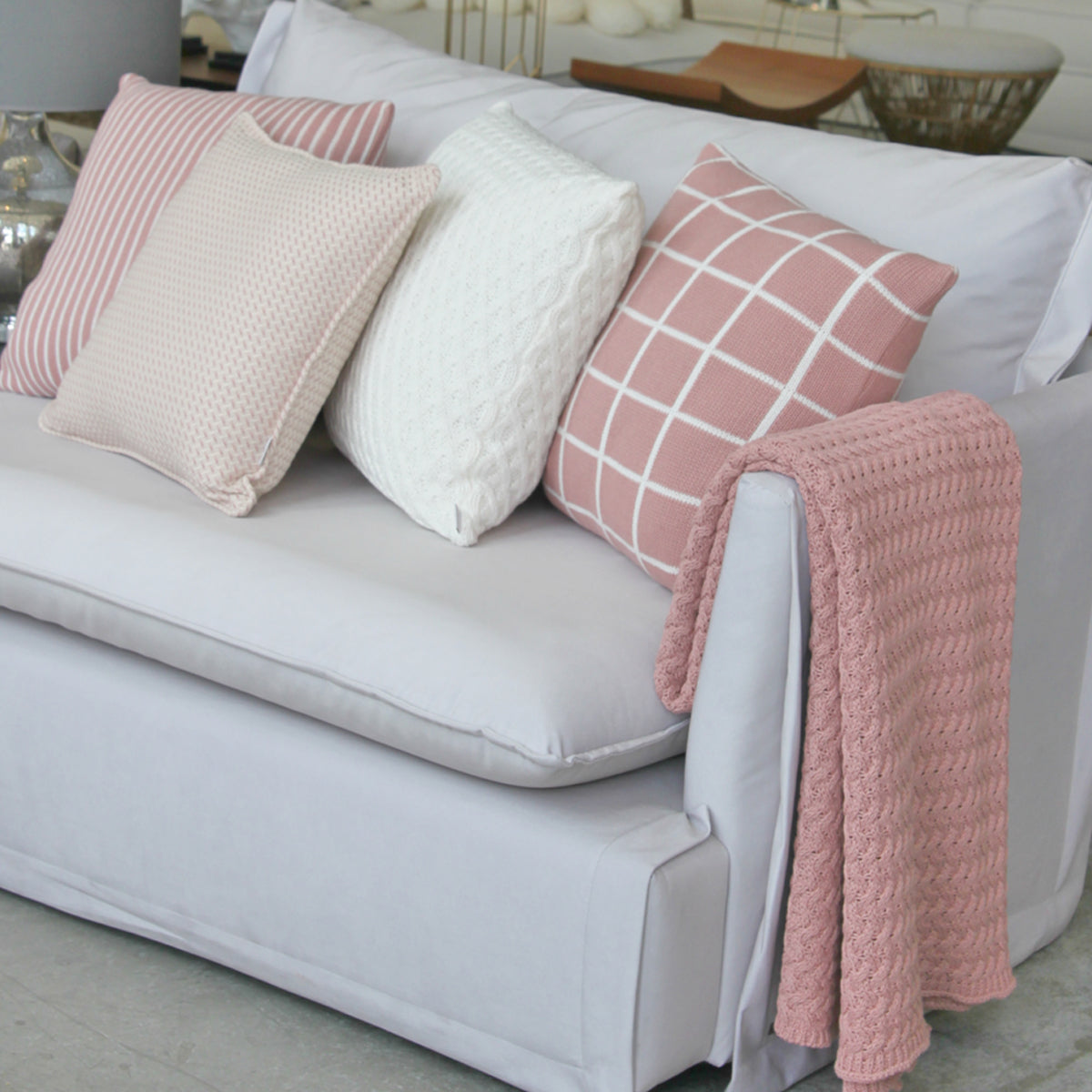 CAPA DE ALMOFADA TRICOT PLUS RISCA DE GIZ ROSA 50 X 50 CM